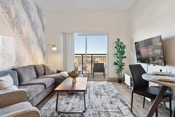 Cozy City Charm | Spacious, Balcony, Parking, Gym - Charlotte, NC