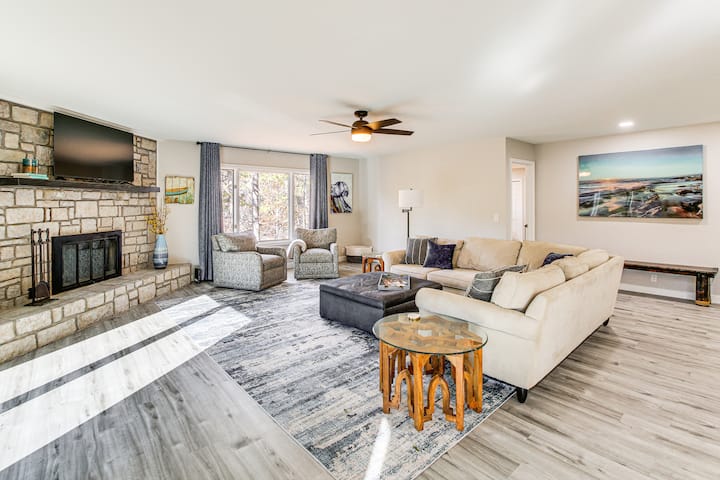 Waterfront Lake Coronado Home W/ Deck & Views - Hot Springs Village, AR