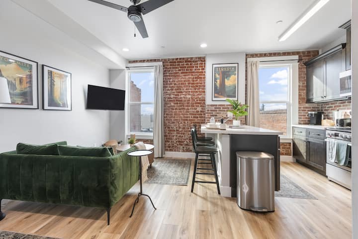 Charming Dt Tulare Apt: Dt, Taproom, Coffee Shops+ - Tulare, CA