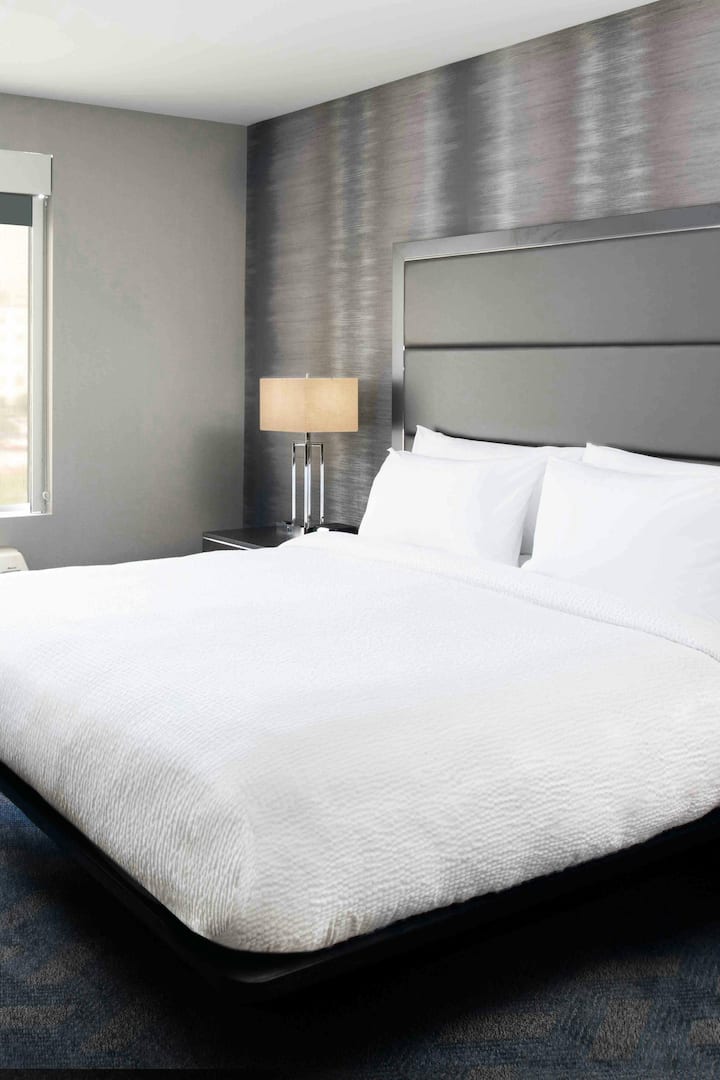 Lobby Bar, Gym And Indoor Heated Pool - Boston, MA