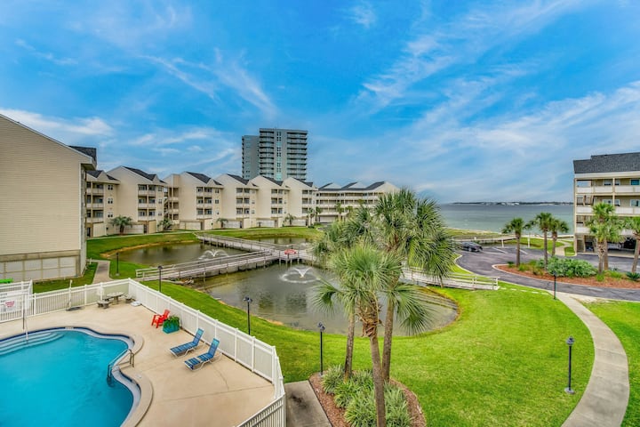 Stunning Coastal Retreat Featuring Roomy Interiors - Gulf Breeze, FL