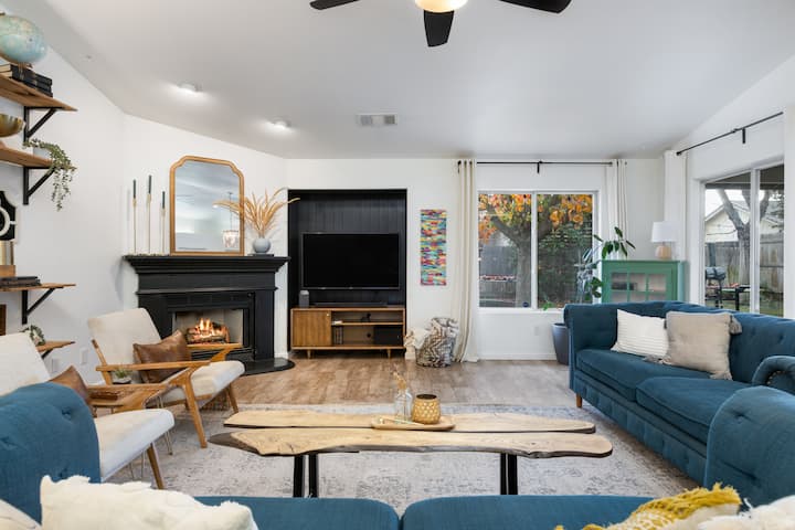 California Dream |4bd Family Home, Fireplace, Pool - Visalia, CA