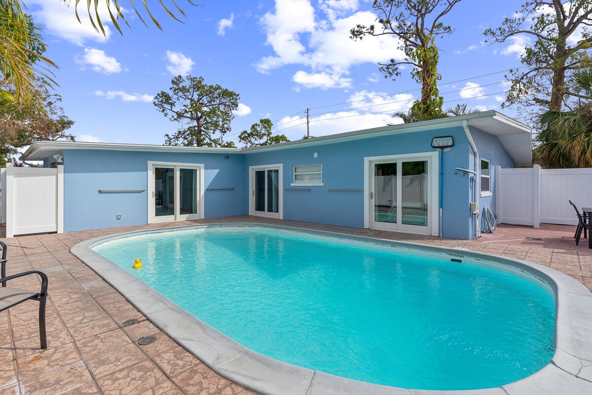 Largo Pool House Getaway - Houses for Rent in Largo, Florida, United ...