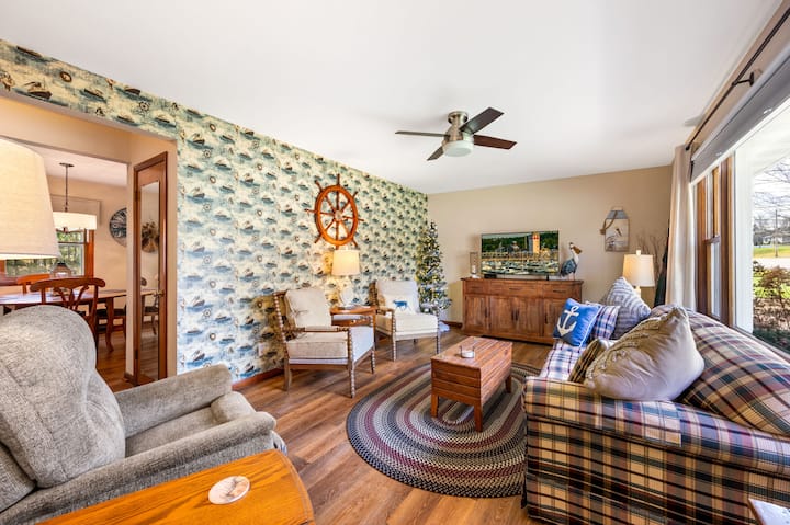 Drop Anchor | A Cozy Ranch Vacation Home - Sturgeon Bay, WI