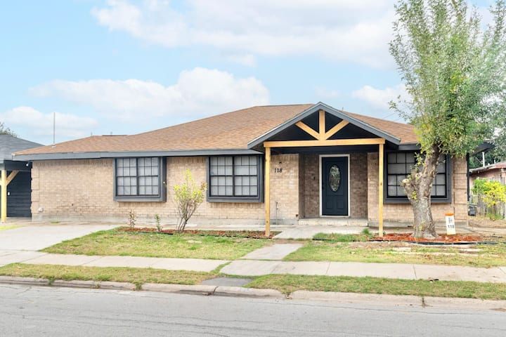 Downtown Mcallen - Sleeps 10! - Mission, TX