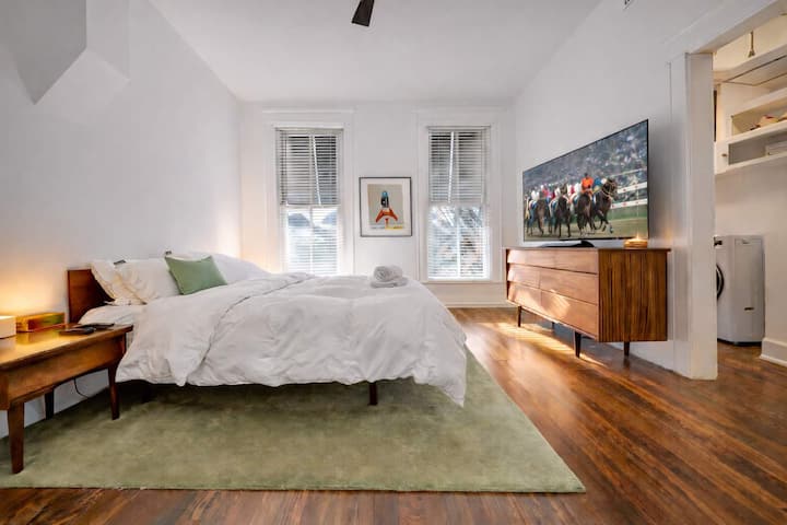 Derby Favorite Deluxe Unit Near Churchill Downs - Louisville, KY