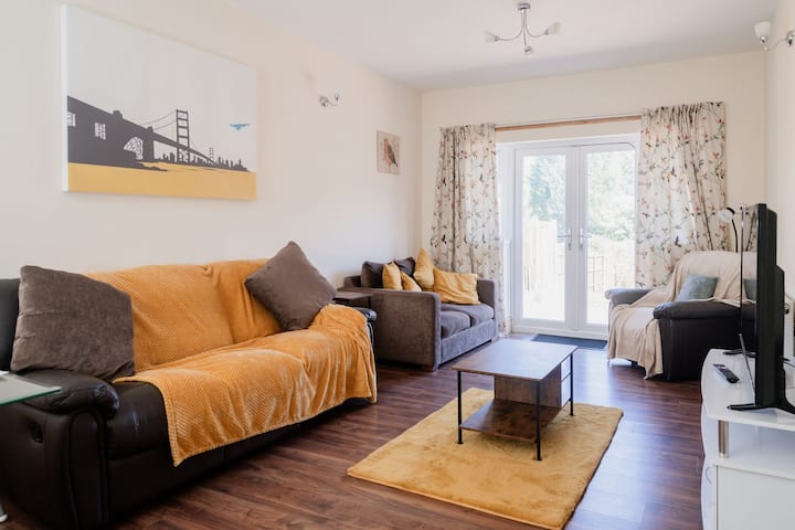 6-bed House - Sleeps 13 - Families & Contractors - Wolverhampton