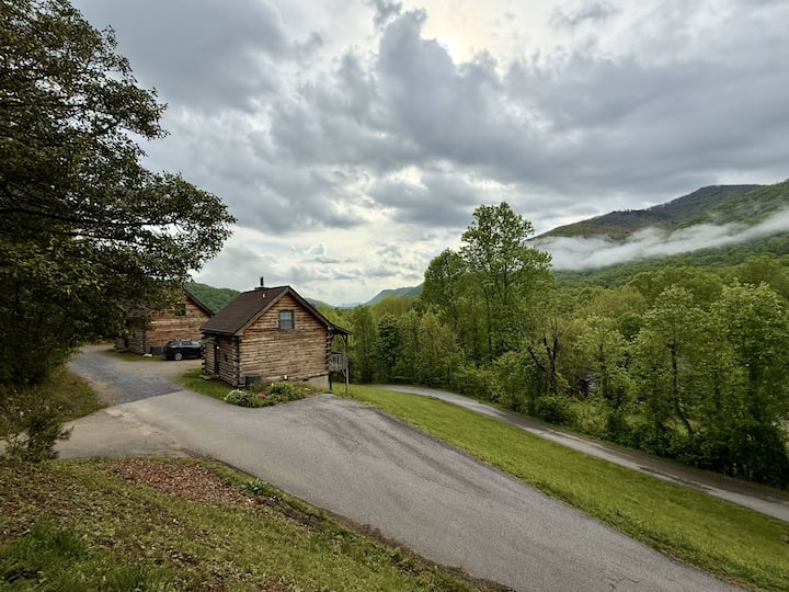 Cozy Bear Cabin-watch The Sunrise! Dogs Welcome! - Maggie Valley, NC