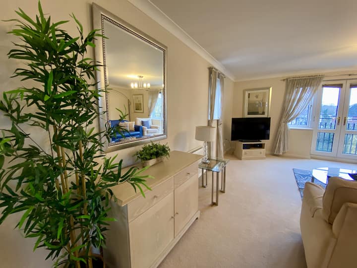 Stylish Bracknell Top Floor Apartment - Wokingham