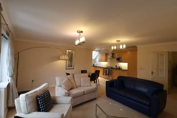 Stylish Bracknell Top Floor Apartment - Wokingham