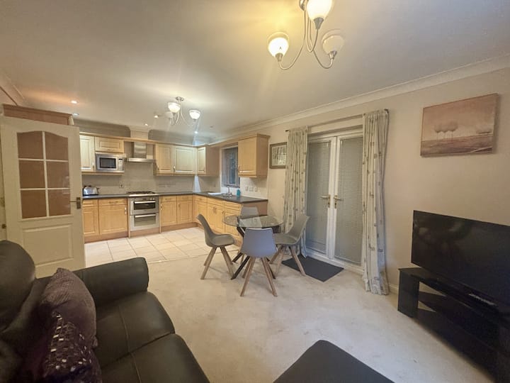 Stylish Two Bedroom Apartment In Bracknell - Bracknell