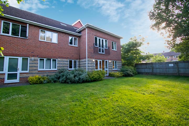 Stylish Two Bedroom Apartment In Bracknell - Bracknell