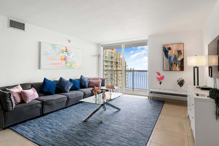 Feel The Sea Breeze | Ocean View Condo - Miami, FL