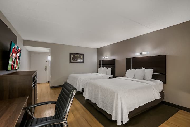 Poolside Room | Ideal For Family Retreat - Knoxville, TN