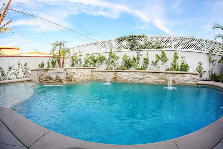 Stunning Pool/jac Home: 5 Ensuites & Game Room - Anaheim, CA