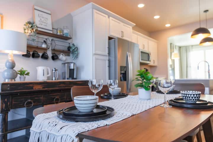 New Modern Townhome With Hot Tub - Billings, MT