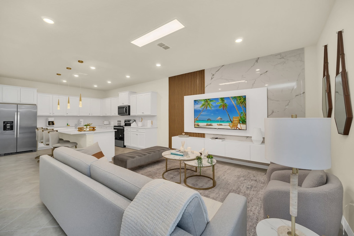 Chic 10BR Retreat with Themed Rooms & Pool - Houses for Rent in ...