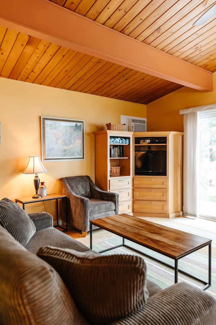 Lakeside Cabin W/ Balcony & Serene View - Casaloma - West Kelowna