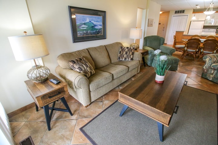 300 - Serene Poolside Escape In Nature - West Kelowna