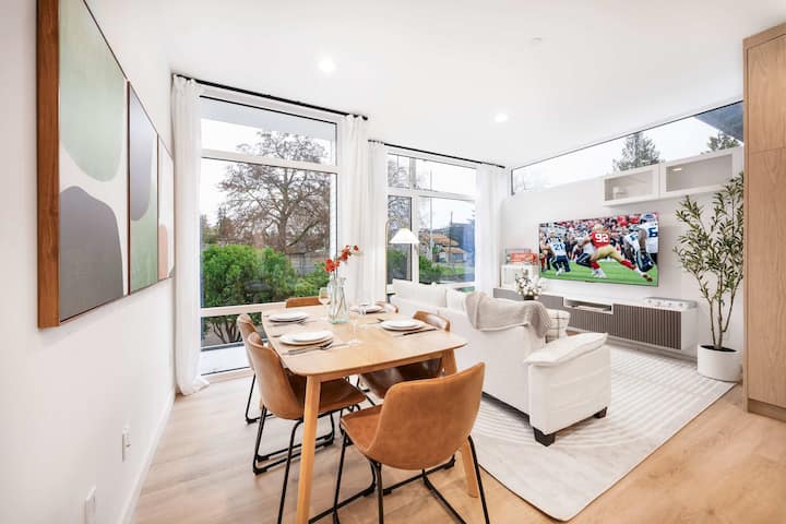 2024 Ballard Retreat W/dual Monitors & Skyline Vie - Seattle, WA