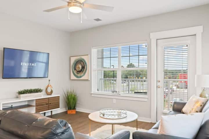 Reluxme|chic  2br W/ Balcony, Gym & Pool Near Mall - レイク・ワイリー, SC