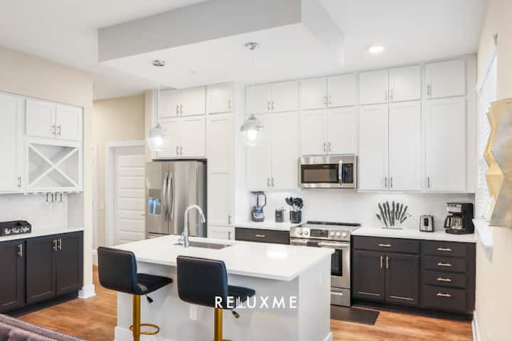 Chic 2br High-rise Hot Tub, Gym, & Rooftop Views - Charlotte