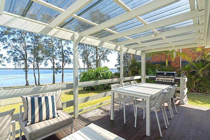 Stunning Lakefront Home With Bonus Studio - Toukley