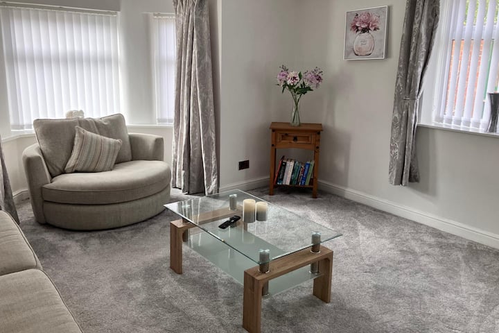 2 Bedroom Beachside House Sleeps 4 - Private Patio - Southport