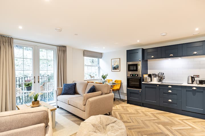 22 Rock Mill | Superb 2 Bed Apartment With Balcony - Hope Valley