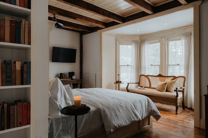 Book Village Inn - Dickinson Room Queen Bed - Roxbury, NY