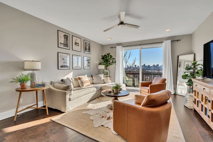 2 Balconies With Downtown View + 3 Bedrooms - Nashville, TN