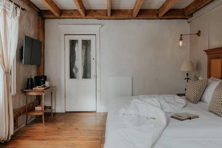 Book Village Inn - Hemingway Room King Bed - Roxbury, NY