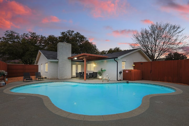 Modern Luxury X Backyard Pool Retreat, 4-bd, 2-ba - Allen, TX