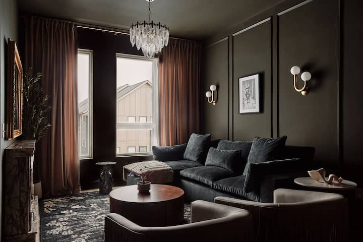 Nashville Gem: King Bed, Fireplace, Parking & Gym - Nashville, TN