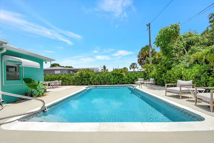 The Palmside Escape: Heated Pool, Putt, Relax - West Palm Beach, FL