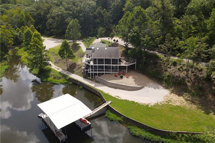 Private Cove, Dock, Boat Slip & Kayaks In Osage - Lake Ozark, MO