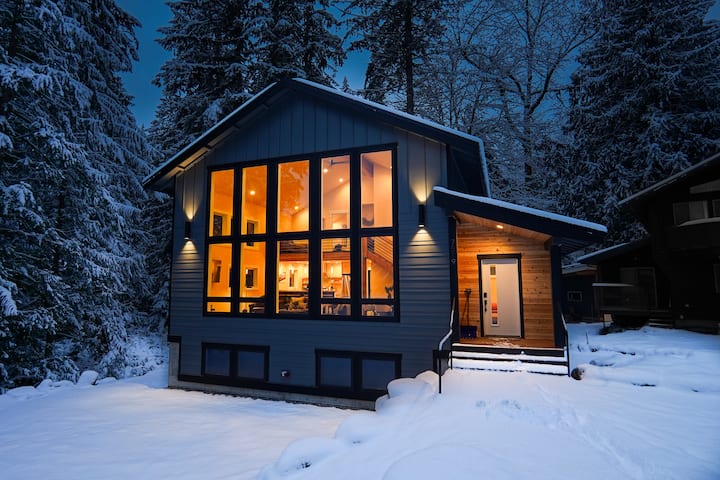 Snow Days At Mt. Baker | Mtn View Chalet + Hot Tub - Glacier, WA