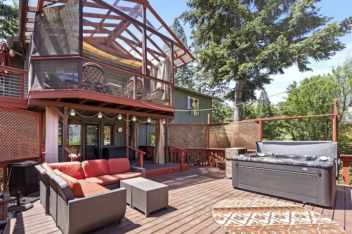 Expansive 3 Bedroom Retreat With Hot Tub + Garage! - Ashland, OR