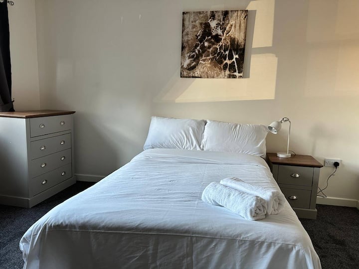 House - Sleeps 12 - Parking - Wifi - Barrow-in-Furness