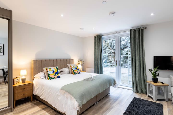 7 Rock Mill | Deluxe Studio Apartment With Patio - Hope Valley