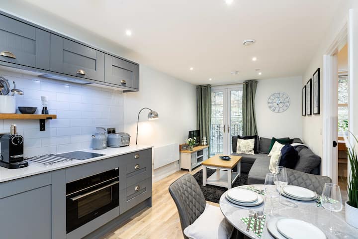 Sleeps 4 Stylish Apartment With Balcony - Hathersage