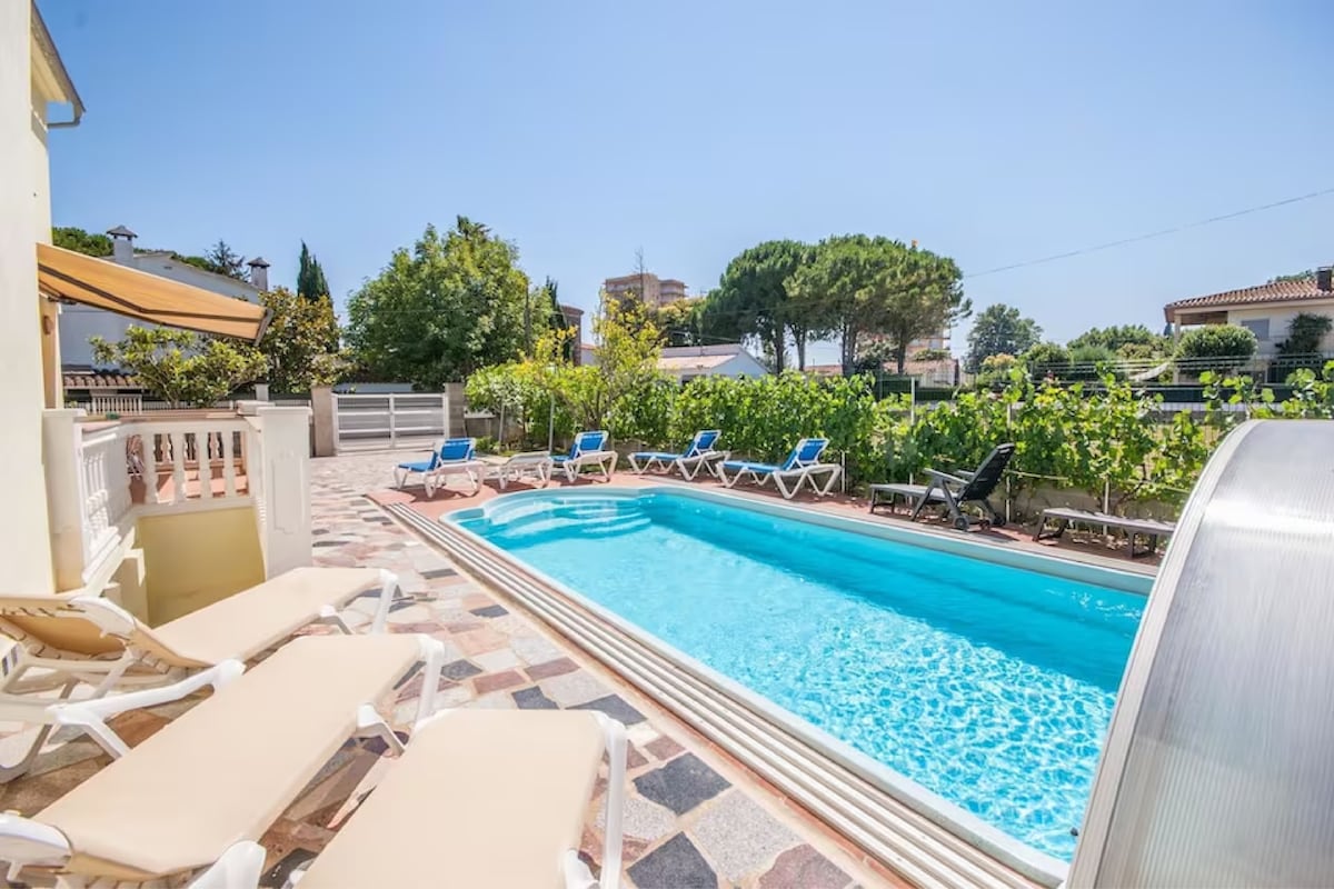 Geräumige Villa mit Pool in ruhiger Lage in Sant P - Villen zur Miete ...
