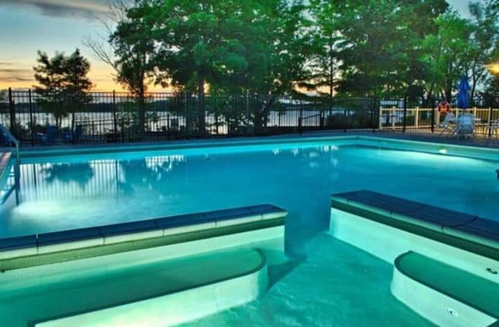 Prime Waterfront Cottage On Sandbanks Area Resort - Picton