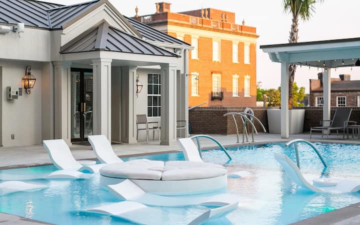 Downtown Savannah | Rooftop Pool + On-site Bar - Savannah, GA