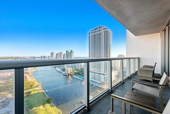 Balcony Bliss - Beachside Services - 26th Floor - Hallandale Beach, FL