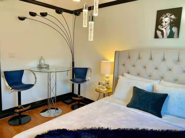 Star-quality Studio In The Heart Of Hollywood - Coronado, CA