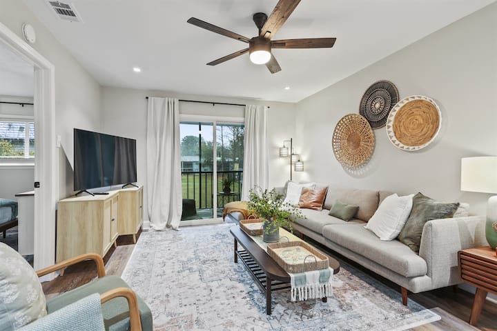 2bd/2ba Condo*renovated*dogs Ok*pool*30 Day+ Stays - 서배너