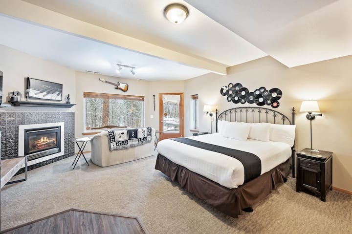 River View. King Bed. Patio. Fireplace. Dogok - Leavenworth, WA