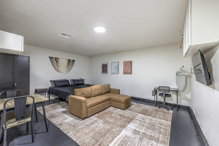Elegant Private Studio! Sleeps 4! 10min To Strip - Santa Fe Station Hotel and Casino