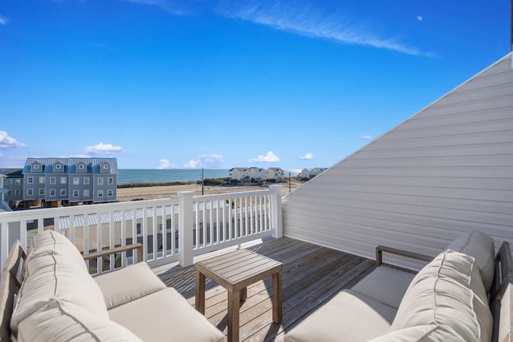 Topsail Treasure: Elevator| Pool| Steps From Beach - Surf City, NC
